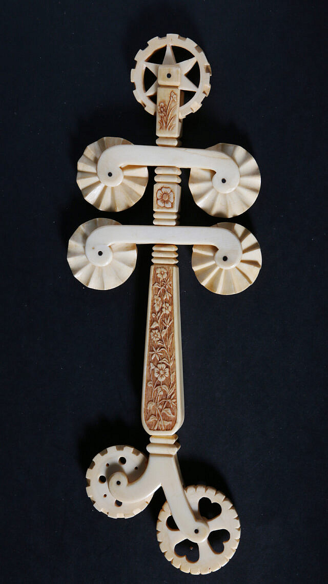 Unique 7-Wheel Pie Crimper - Unique 7-Wheel Polychromed Pie Crimper ...