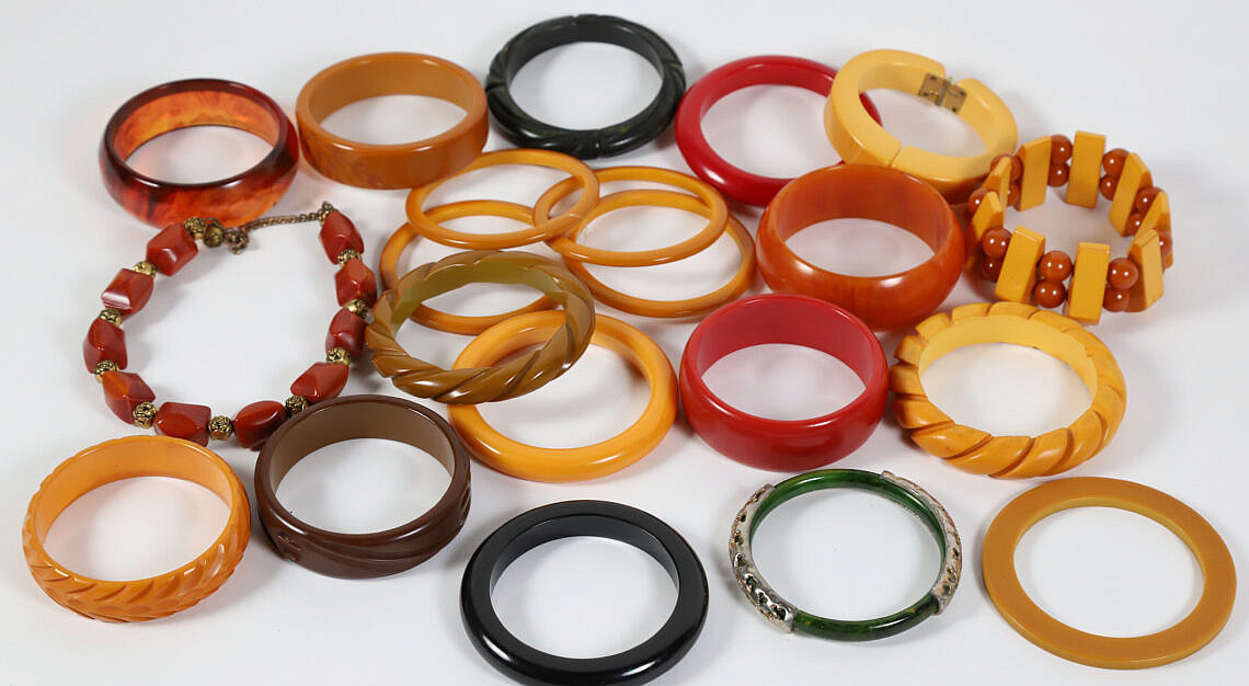 Collection of 21 Pieces of Vintage Bakelite Jewelry - Collection of 21 ...