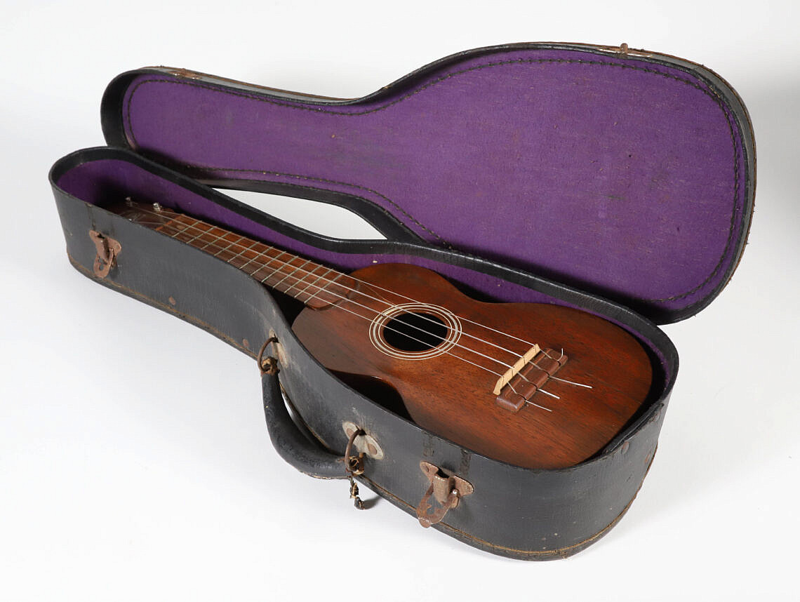 Vintage Aloha Hawaiian Ukulele in Custom Case - Vintage Paul Summers Aloha Hawaiian Ukulele in ...