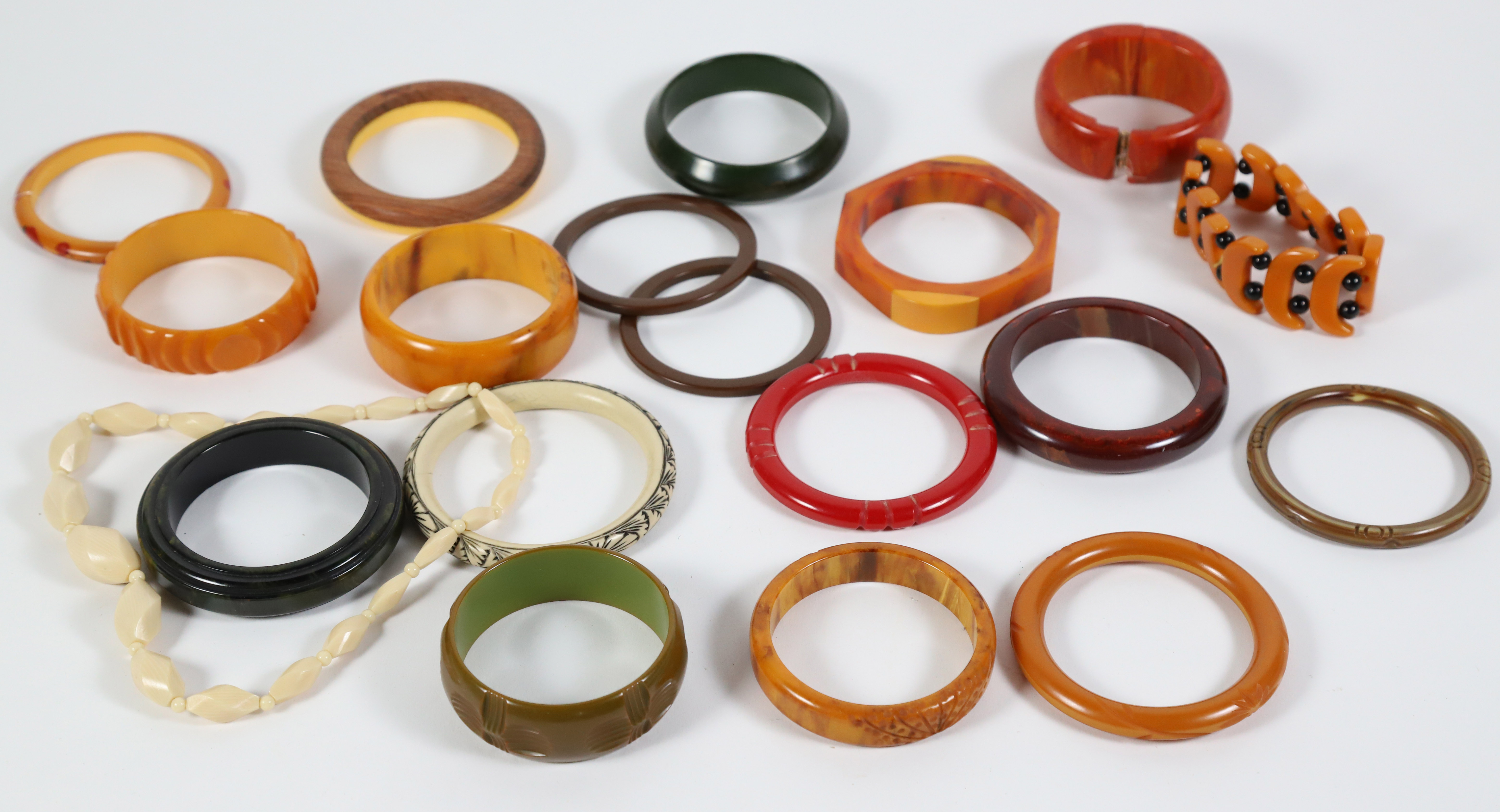 Collection of 18 Pieces of Vintage Bakelight Jewelry - Collection of 19 ...